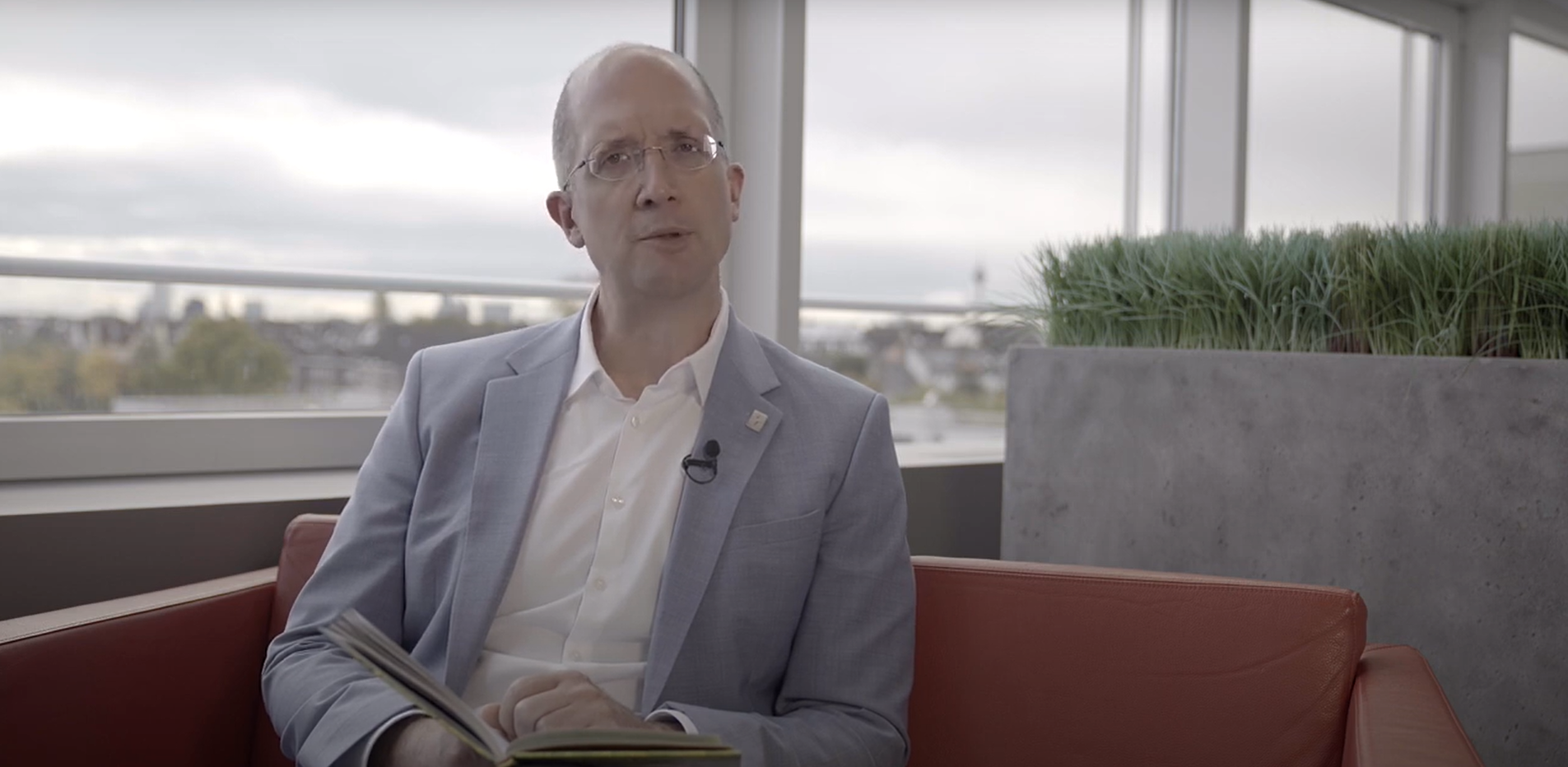 Präses Latzel liest Kinderpsalm zum Vorlesetag